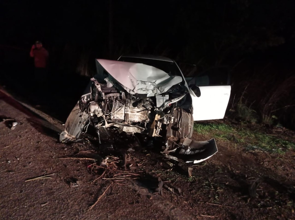 Mulher fica ferida após ter carro atingido por outro veículo e bater em