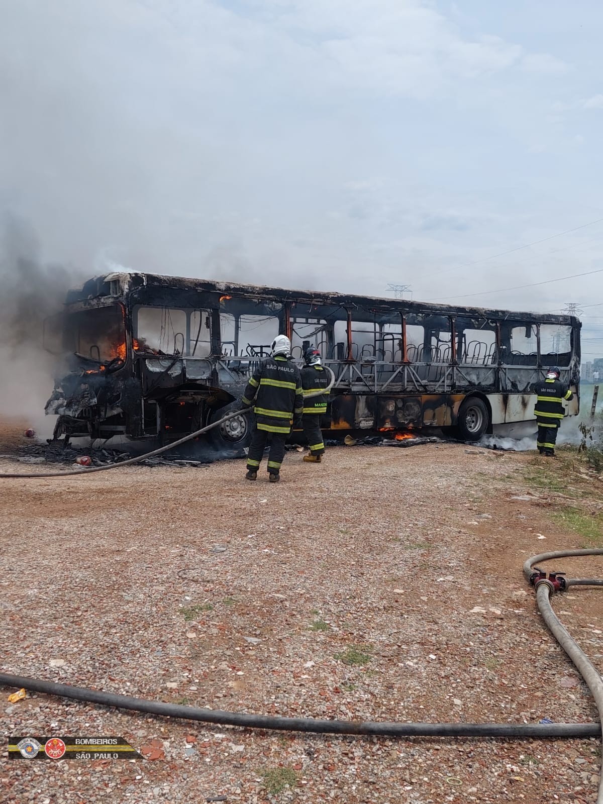 Ônibus do transporte público fica destruído após pegar fogo em São José