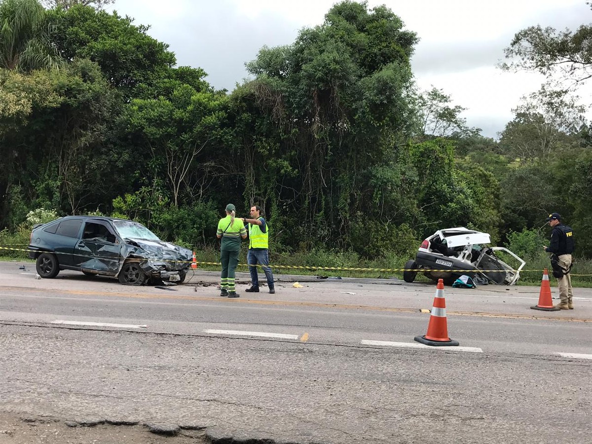 Colisão entre dois carros causa morte na BR entre Pelotas e Canguçu Rio Grande do Sul G