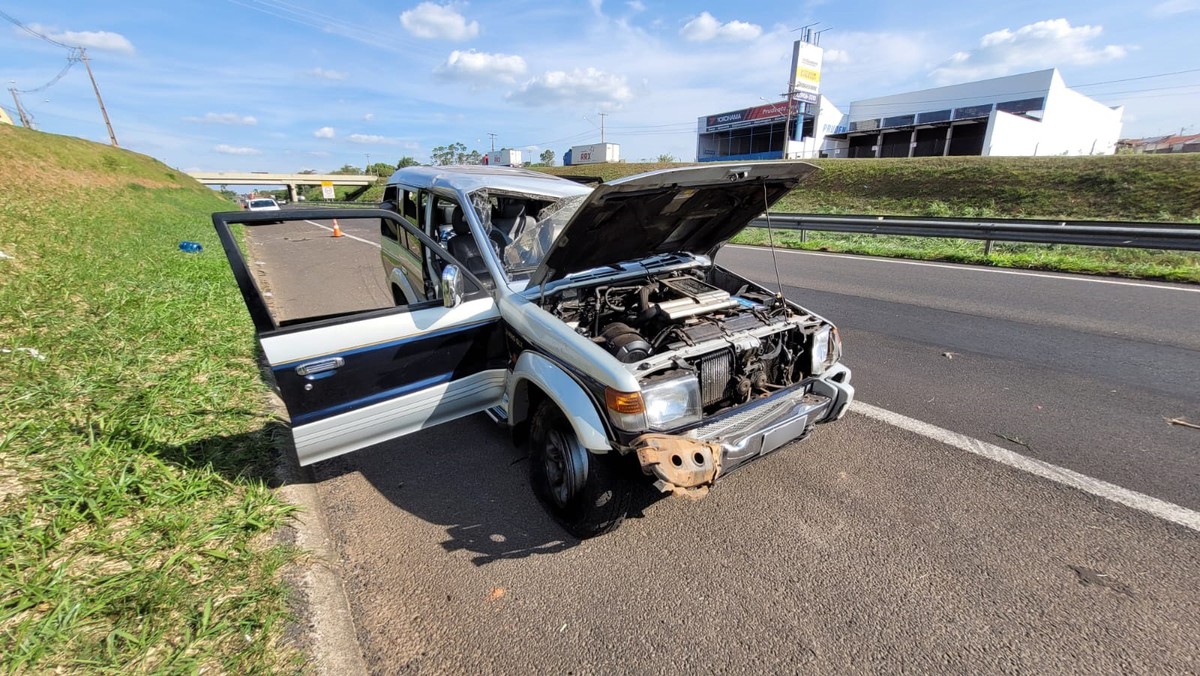 Após perder controle da direção carro capota na Rodovia Raposo Tavares
