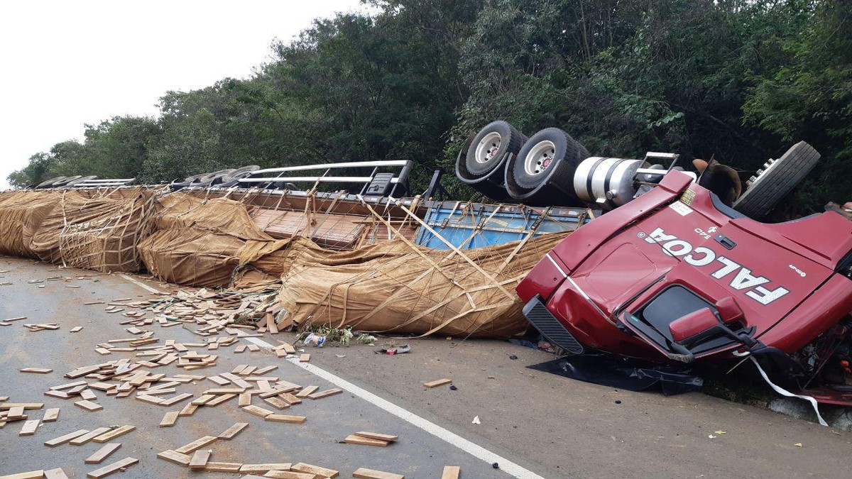 Duas pessoas morrem após acidente entre carro e caminhão na BR 153 em