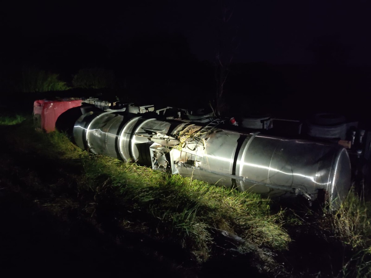 Carreta carregada etanol tomba na BR em Uberlândia Triângulo Mineiro G