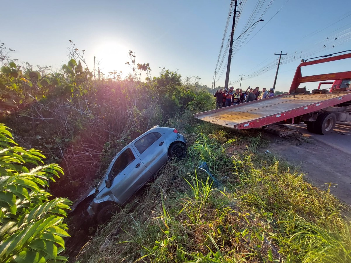 Casal fica ferido após carro capotar e cair em ribanceira na rodovia AM