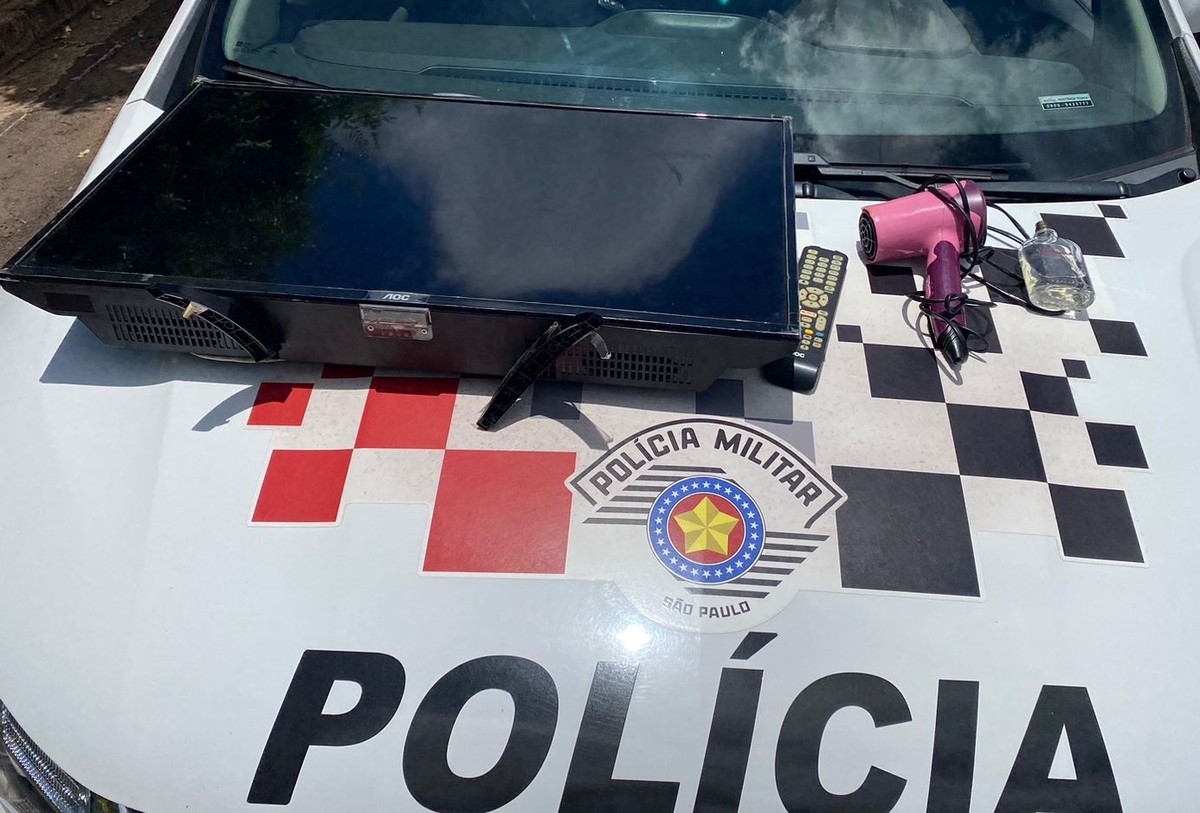 Policial de folga surpreende homem durante furto em residência e