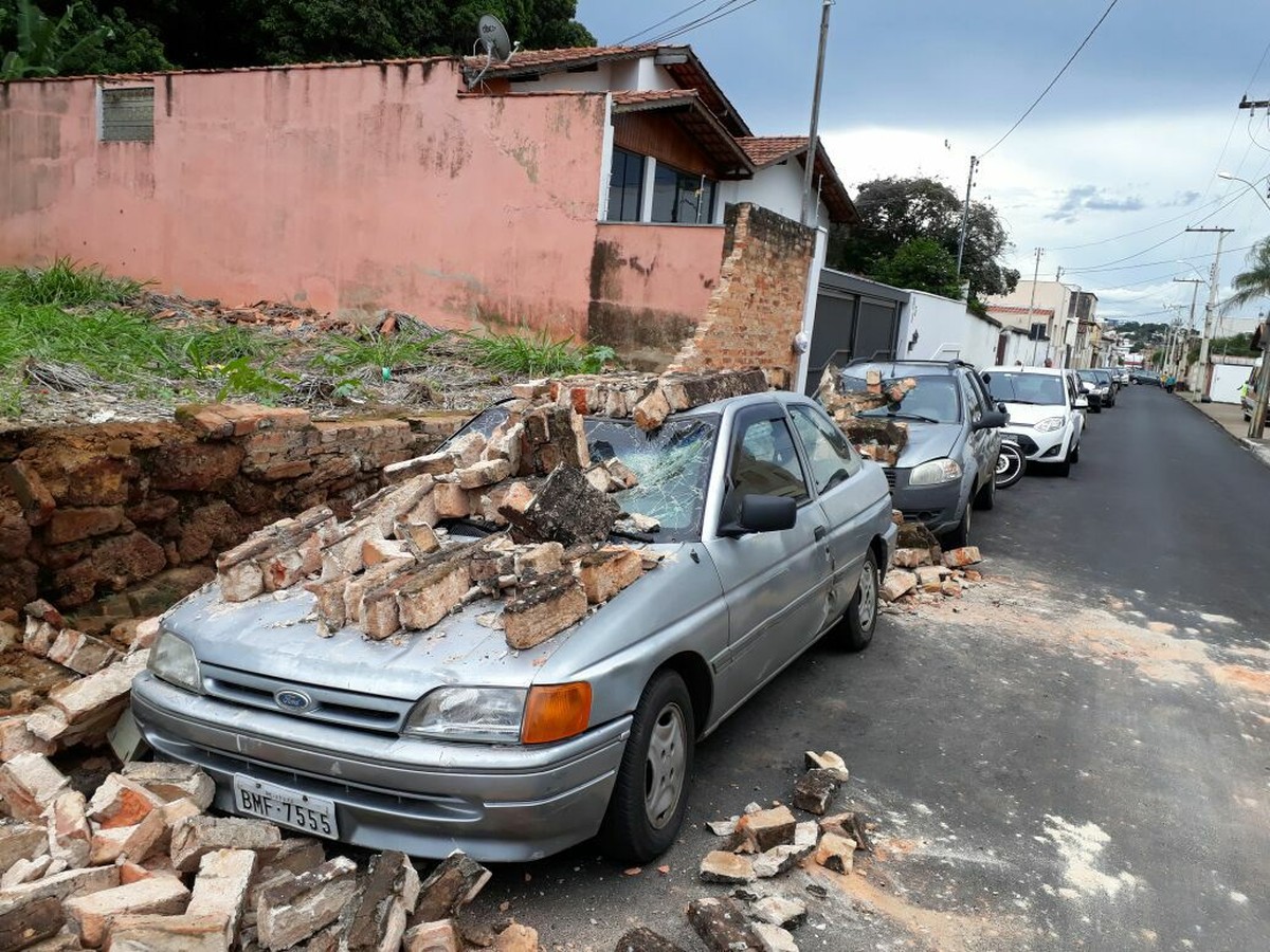 Muro desaba e atinge carros estacionados no Centro de Araxá Triângulo