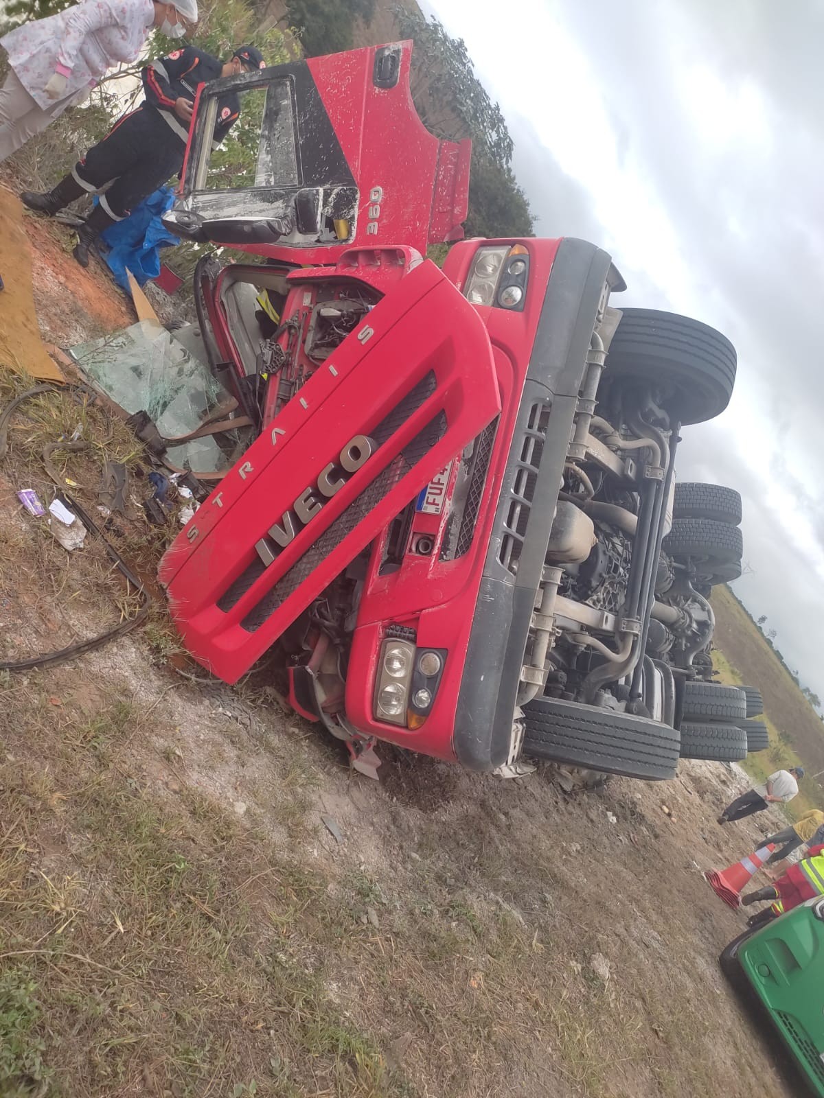 Carreta Que Transportava Farinha De Trigo Tomba Na BR E Deixa Um Morto Vales De Minas