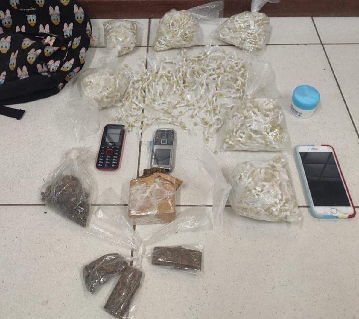 PM Apreende Mais De 2 Mil Pedras De Crack Em Salvador Suspeito Foi
