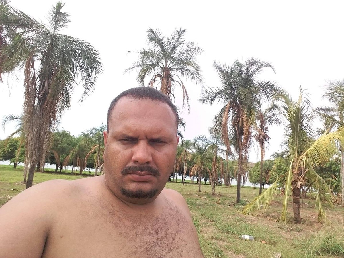 Homem Morre Alvejado Tiros Nas Costas Enquanto Estava O Filho