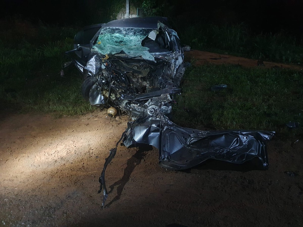 Passageira morre após carro bater de frente carreta na BR Zona da Mata G