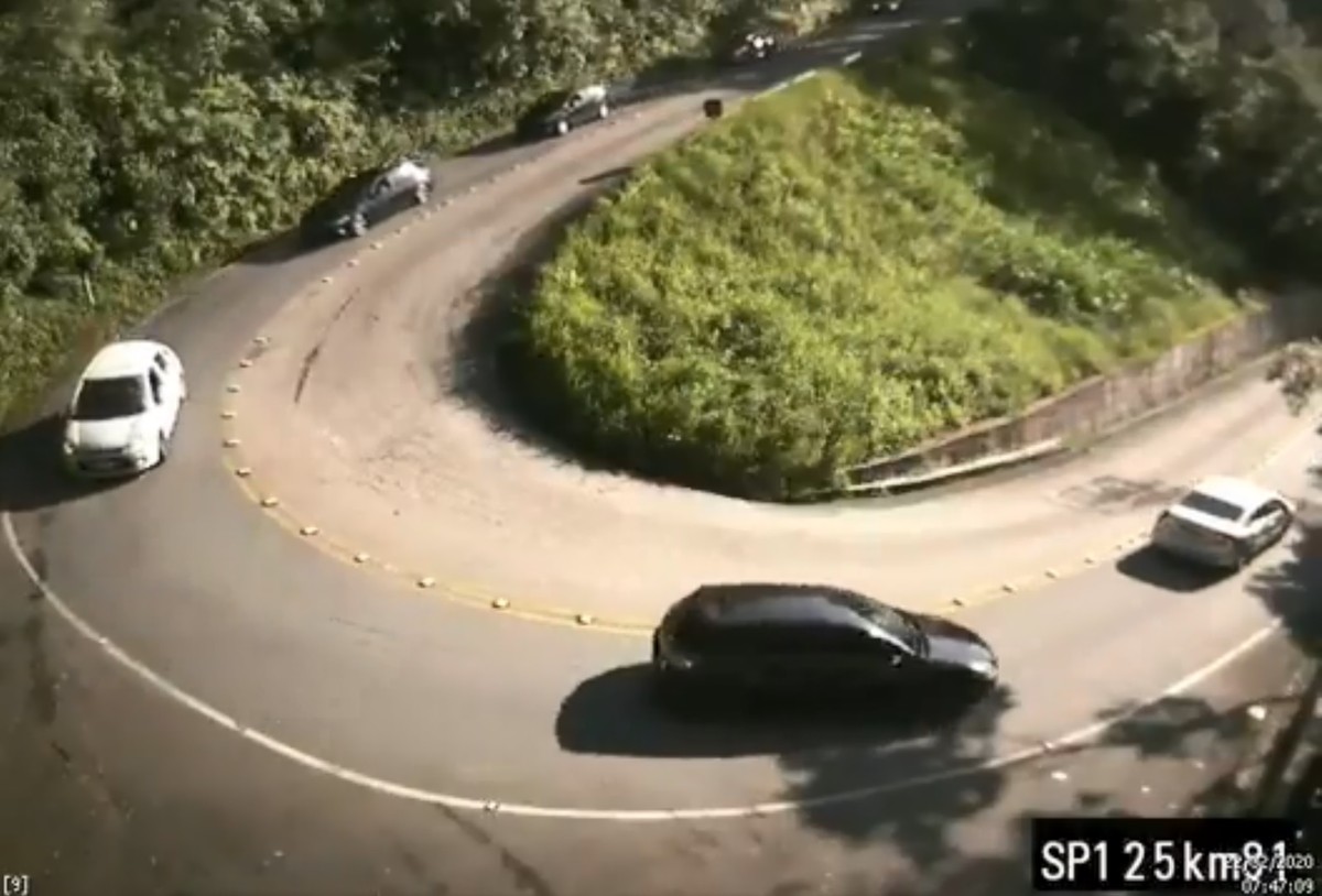 Rodovia Oswaldo Cruz tem lentidão no trecho de serra em Ubatuba