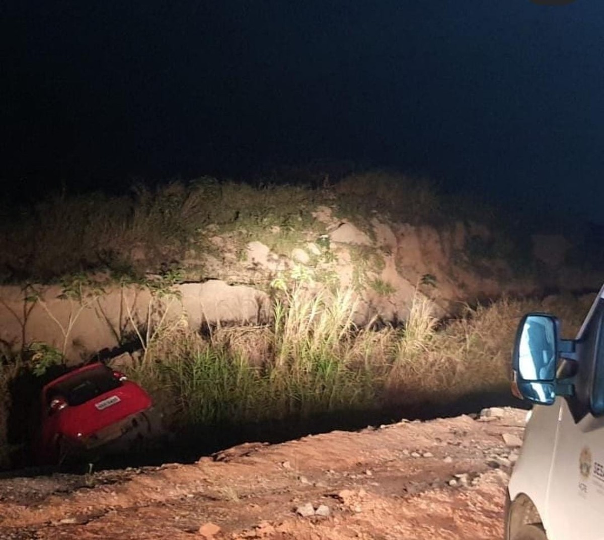 Motorista perde controle de carro e cai em ribanceira às margens de