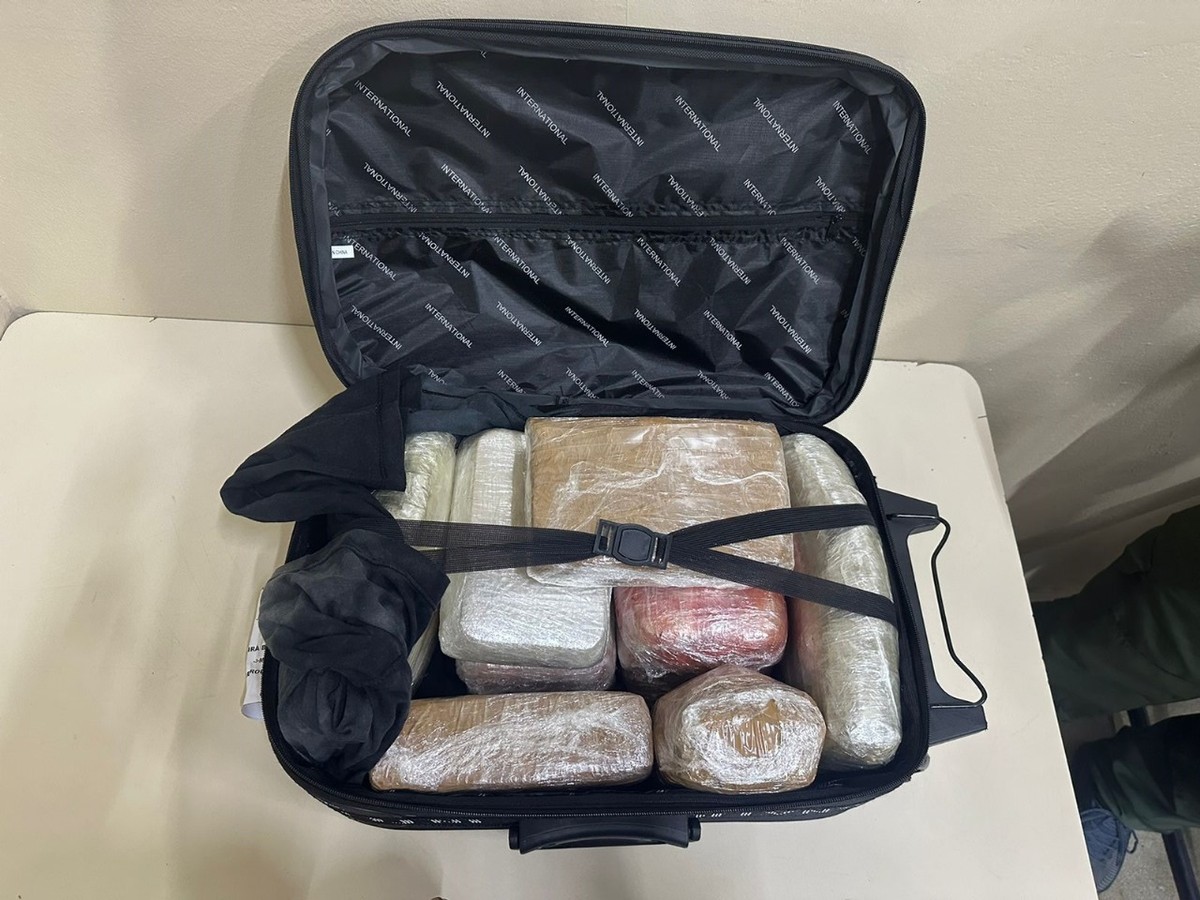 Drogas são apreendidas dentro de mala no aeroporto de São Gabriel da