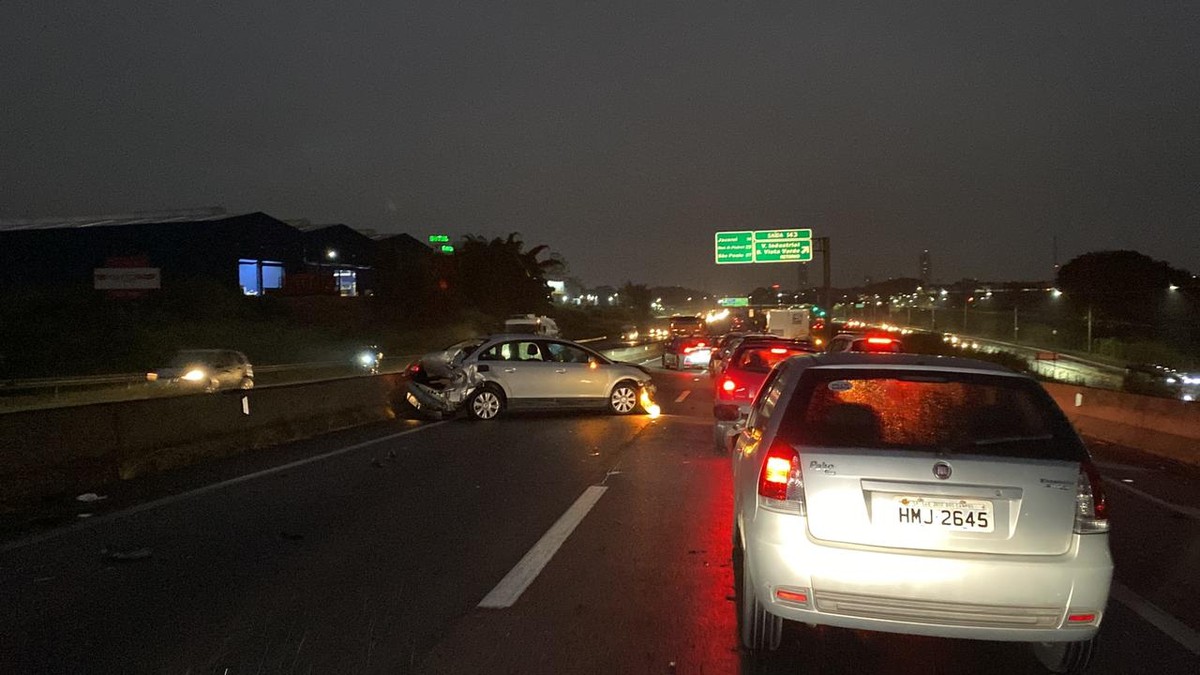 Acidente entre carro e caminhão provoca lentidão na Dutra em São José
