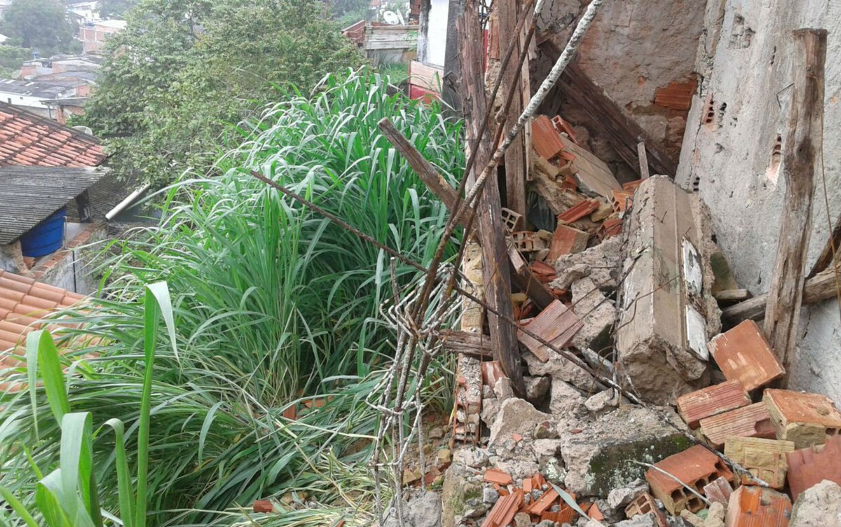 Parte de casa desaba após barranco ceder na BA e imóvel é interditado