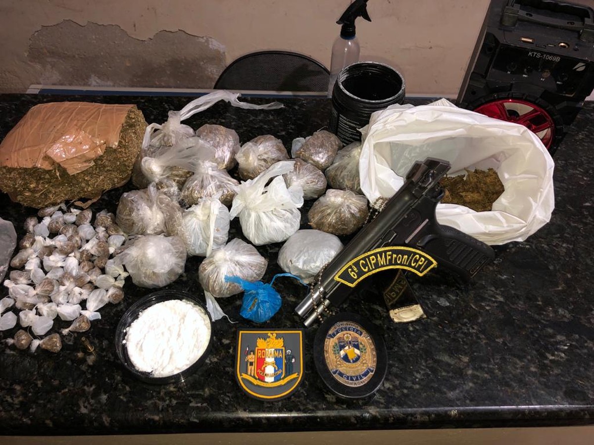 Quadrilha suspeita de assalto a posto de combustível é presa mais de pacotes de drogas no
