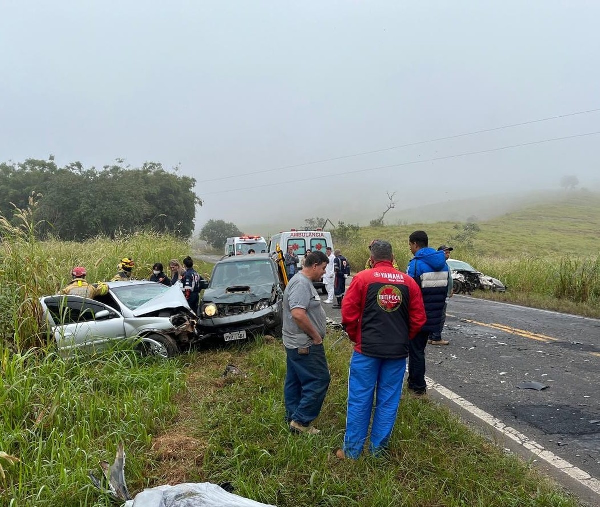 Sobe para 4 o número de mortos em acidente entre três carros na BR 267