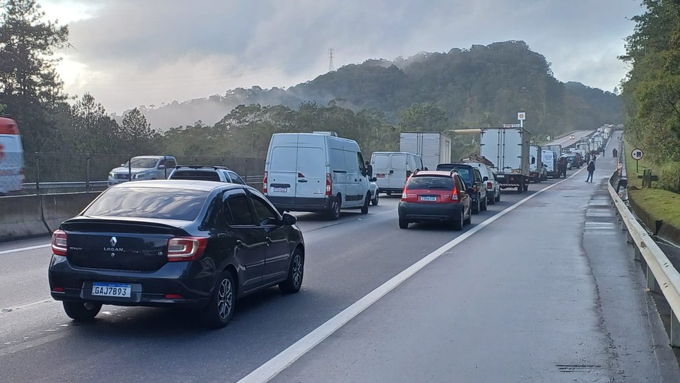 Após mais de um dia de interdição serra antiga da Rodovia dos Tamoios