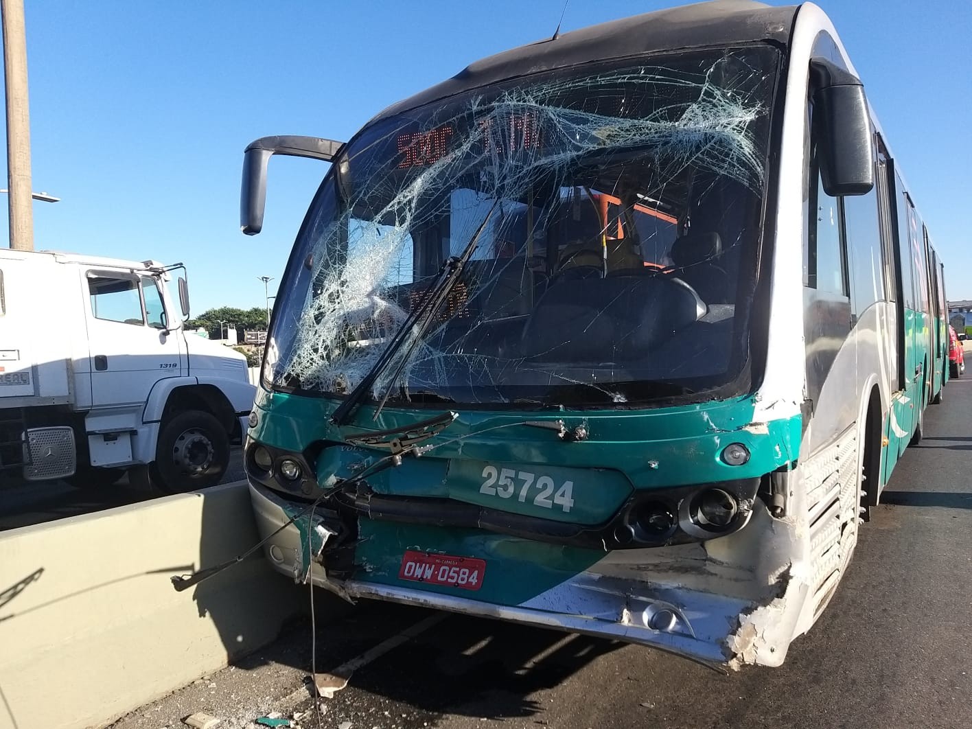 Acidente entre dois ônibus Move deixa motorista presa às ferragens no