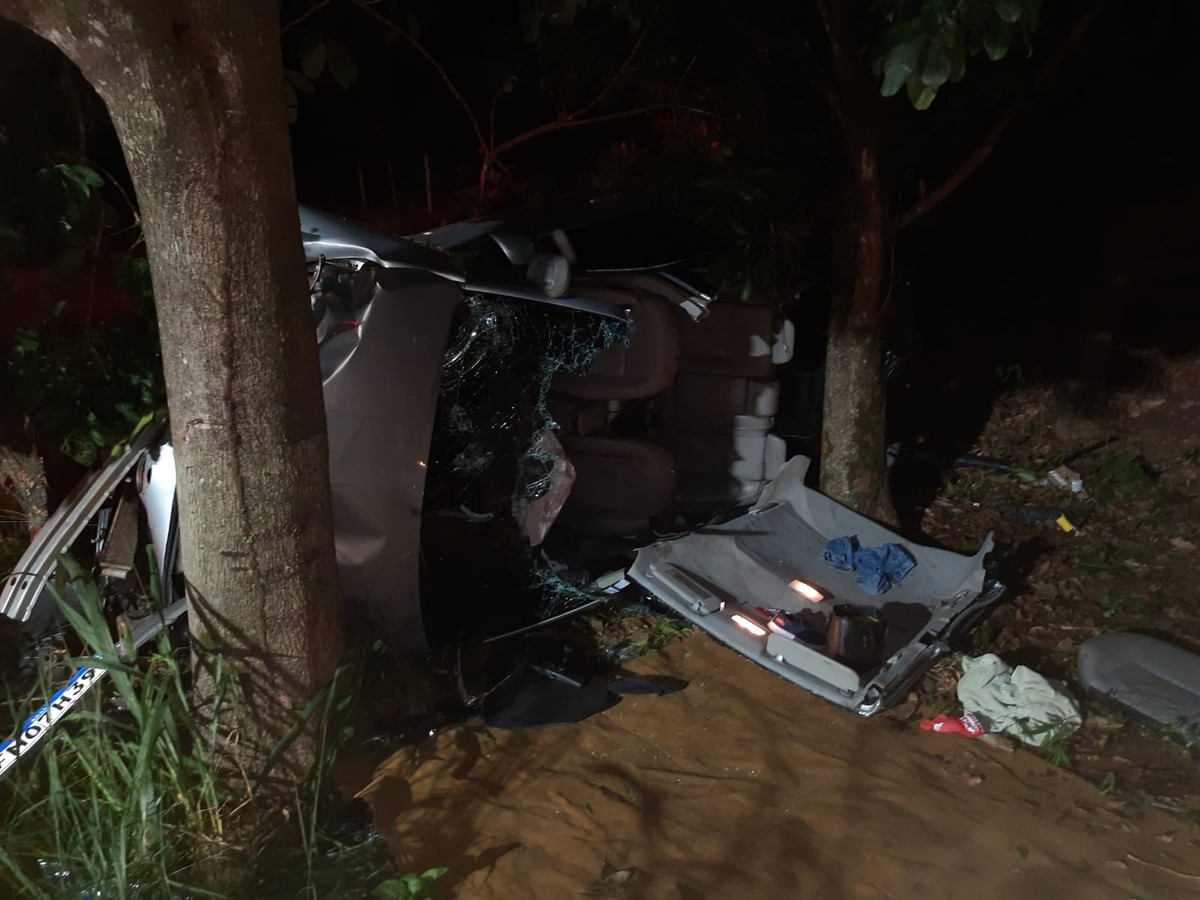 Três pessoas entre elas uma criança ficam feridas após carro capotar