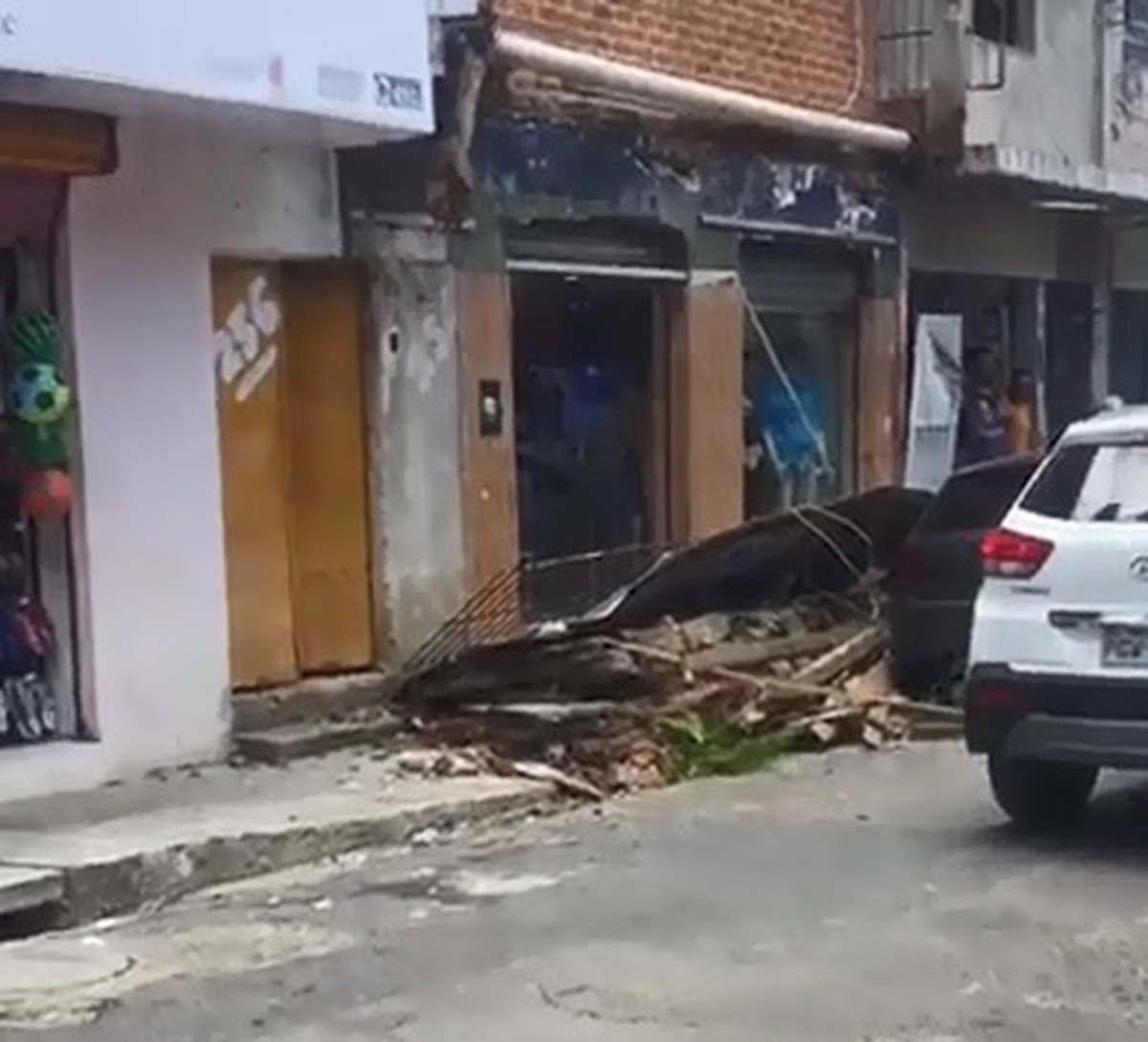 Queda de marquise de loja deixa uma pessoa ferida em Brasília Teimosa