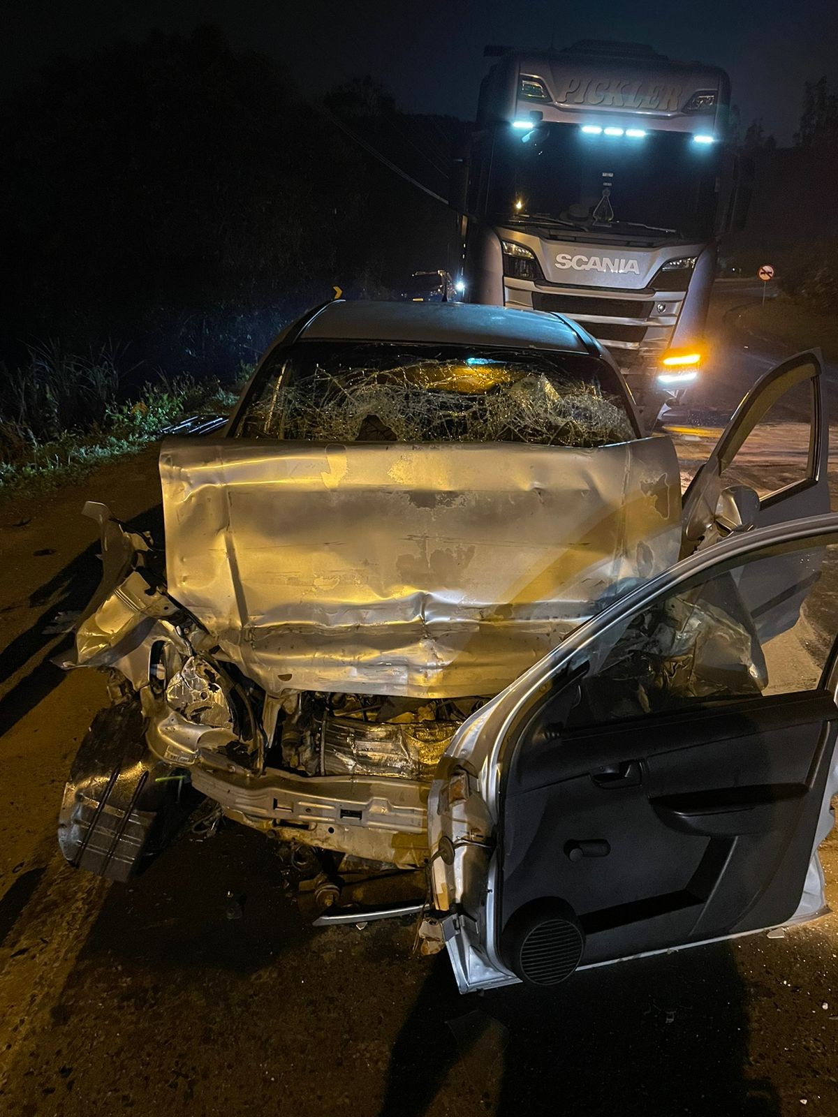 Acidente entre carro e caminhão deixa 3 pessoas mortas em SC Santa