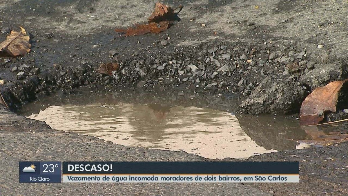 Vazamentos de água incomodam moradores de dois bairros de São Carlos