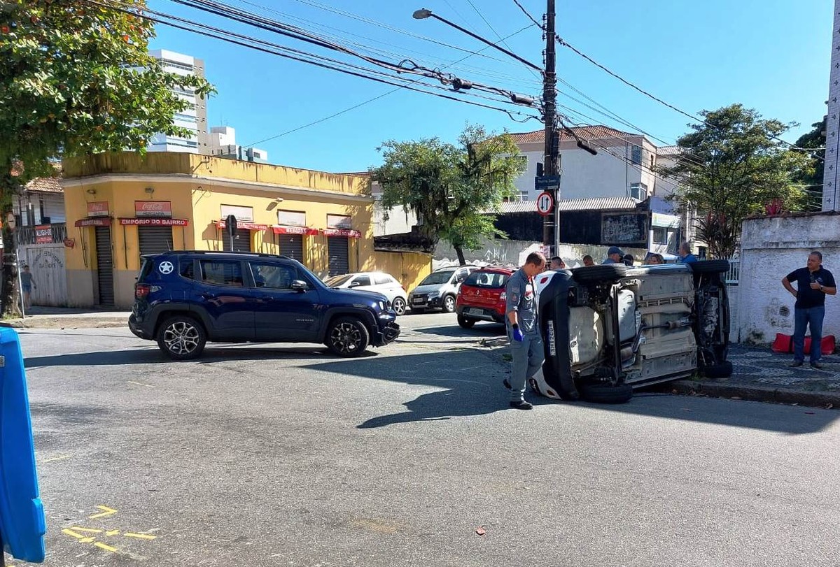 Carro tomba após colidir outro veículo em cruzamento em Santos SP