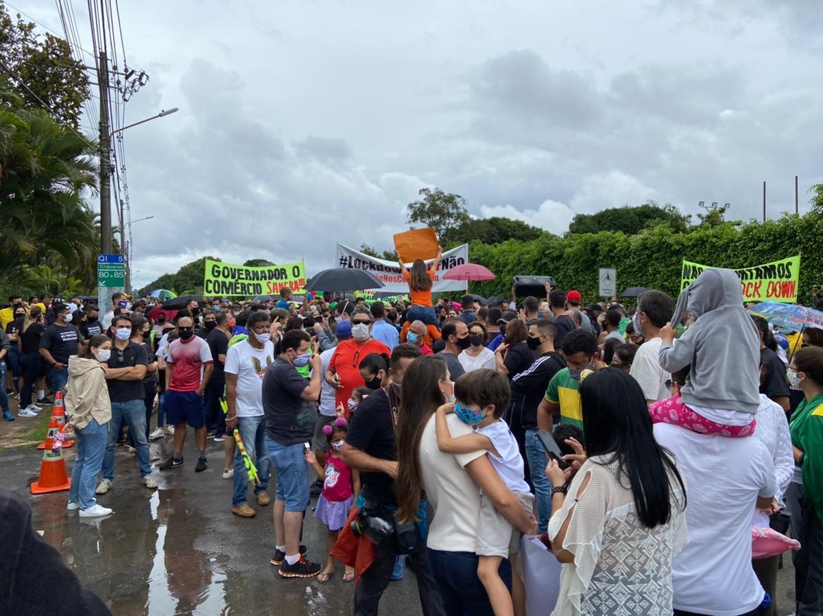 Grupo faz protesto em frente à casa de Ibaneis contra suspensão de