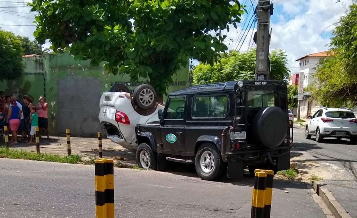 Duas mulheres e uma criança ficam feridas após carro capotar durante