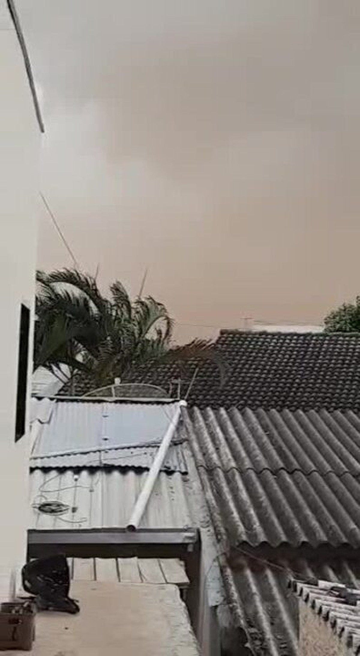 Nuvem de poeira atinge Primavera do Leste MT e deixa céu escuro