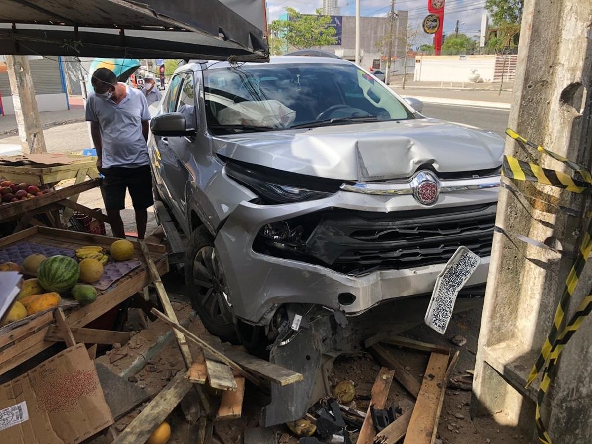 Motorista Passa Mal Perde Controle De Carro E Atinge Banca De Frutas