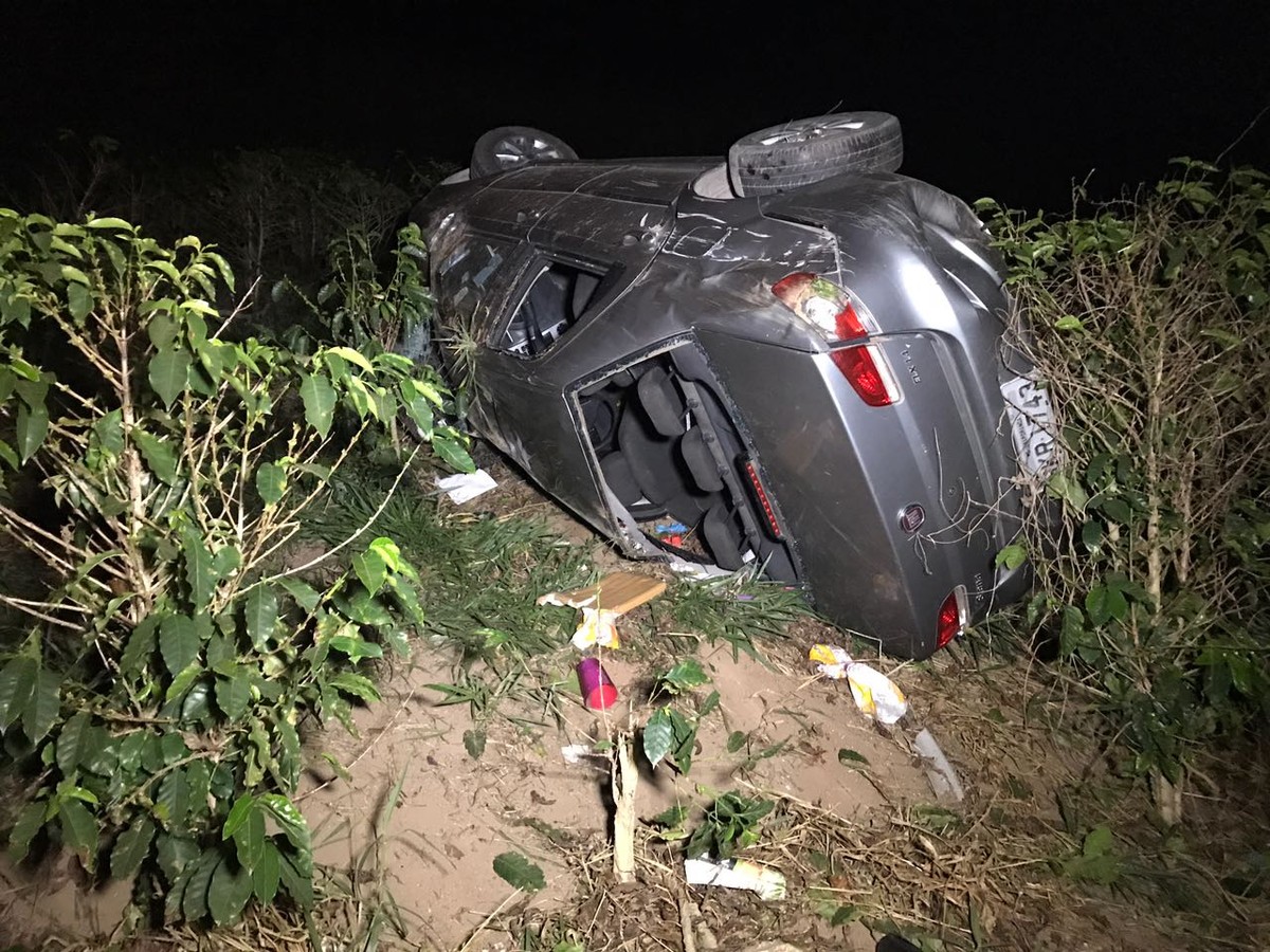 Carro Cai Em Ribanceira De 50 Metros E Quatro Pessoas Ficaram Feridas