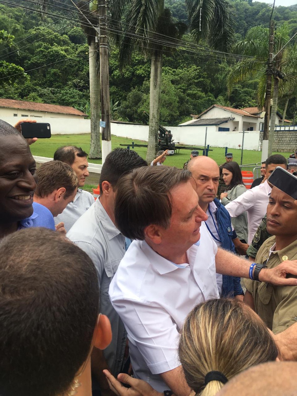 Jair Bolsonaro chega em Guarujá para passar o feriado na praia e