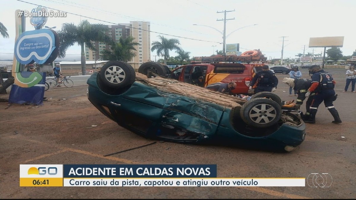 Motorista Sem CNH Perde O Controle De Carro Sai Da Pista Capota E