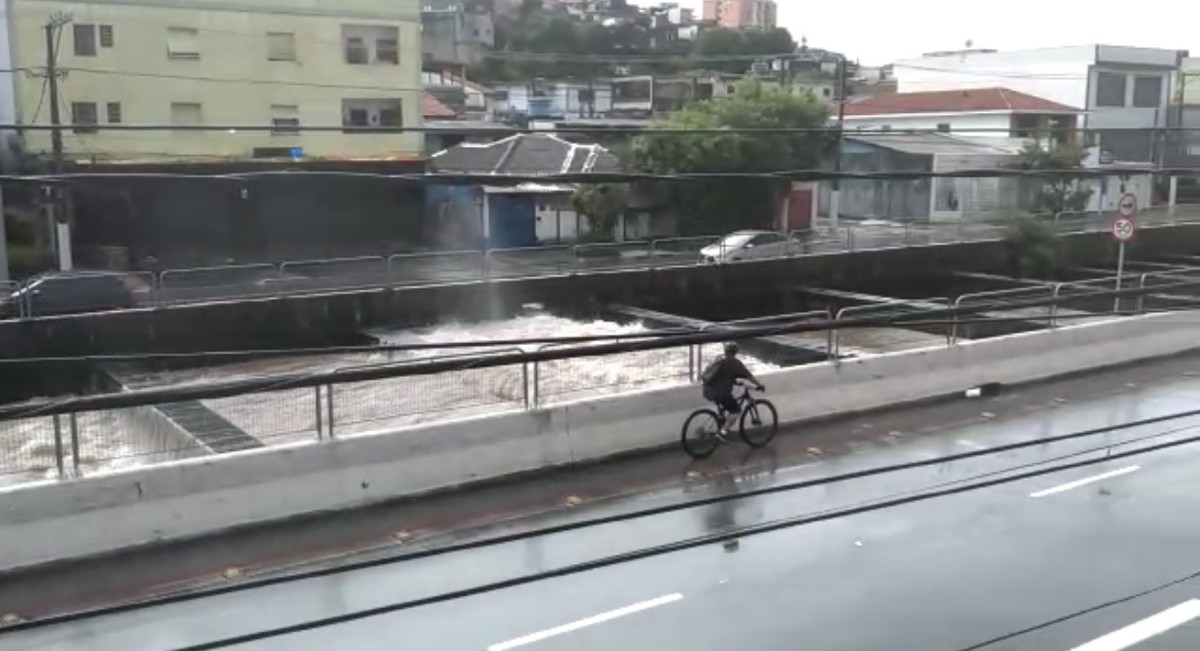 Forte chuva causa alagamento e afeta circulação de trens na Grande São Paulo São Paulo G