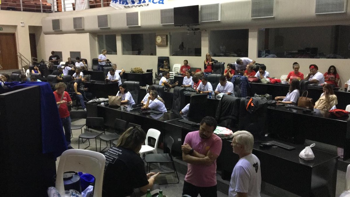 Deputados Se Trancam Em Sala Durante Protesto De Servidores Na ALMT