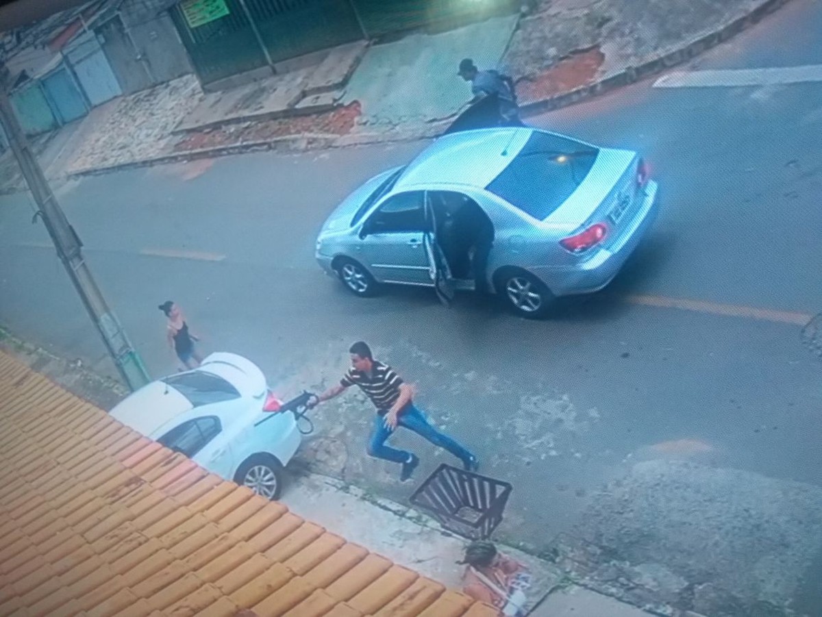 Ladrões simulacro de submetralhadora rendem mulher e roubam carro