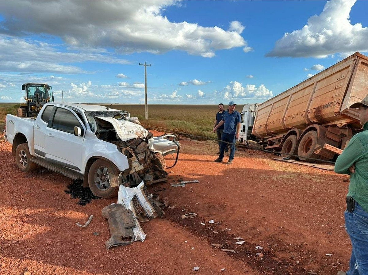 Homem morre e outro fica ferido durante colisão entre caminhonete e carreta no Sul do Piauí