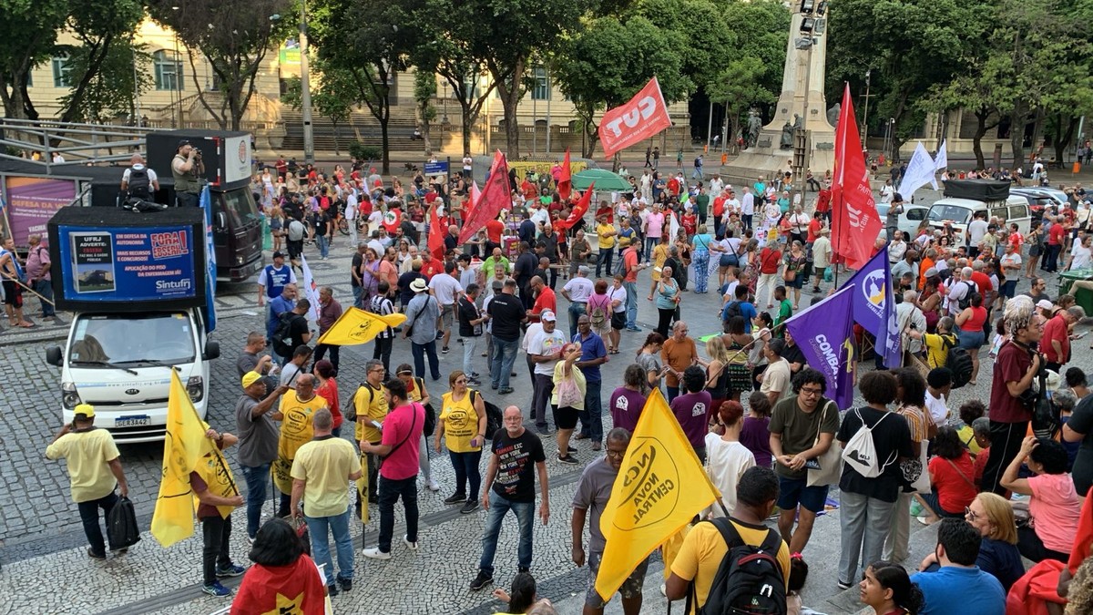 Manifestantes se reúnem no Centro do Rio em defesa da democracia e