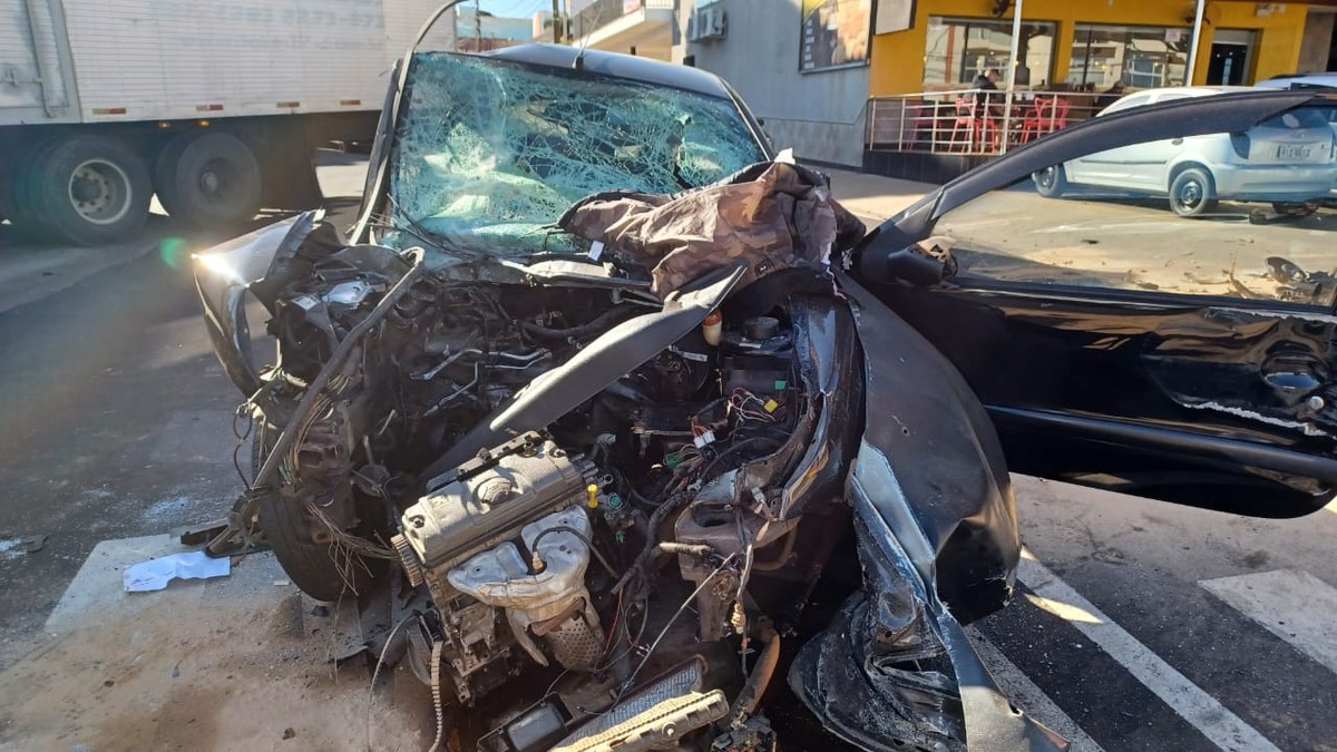 Motorista fica gravemente ferido após colisão de carro poste em São