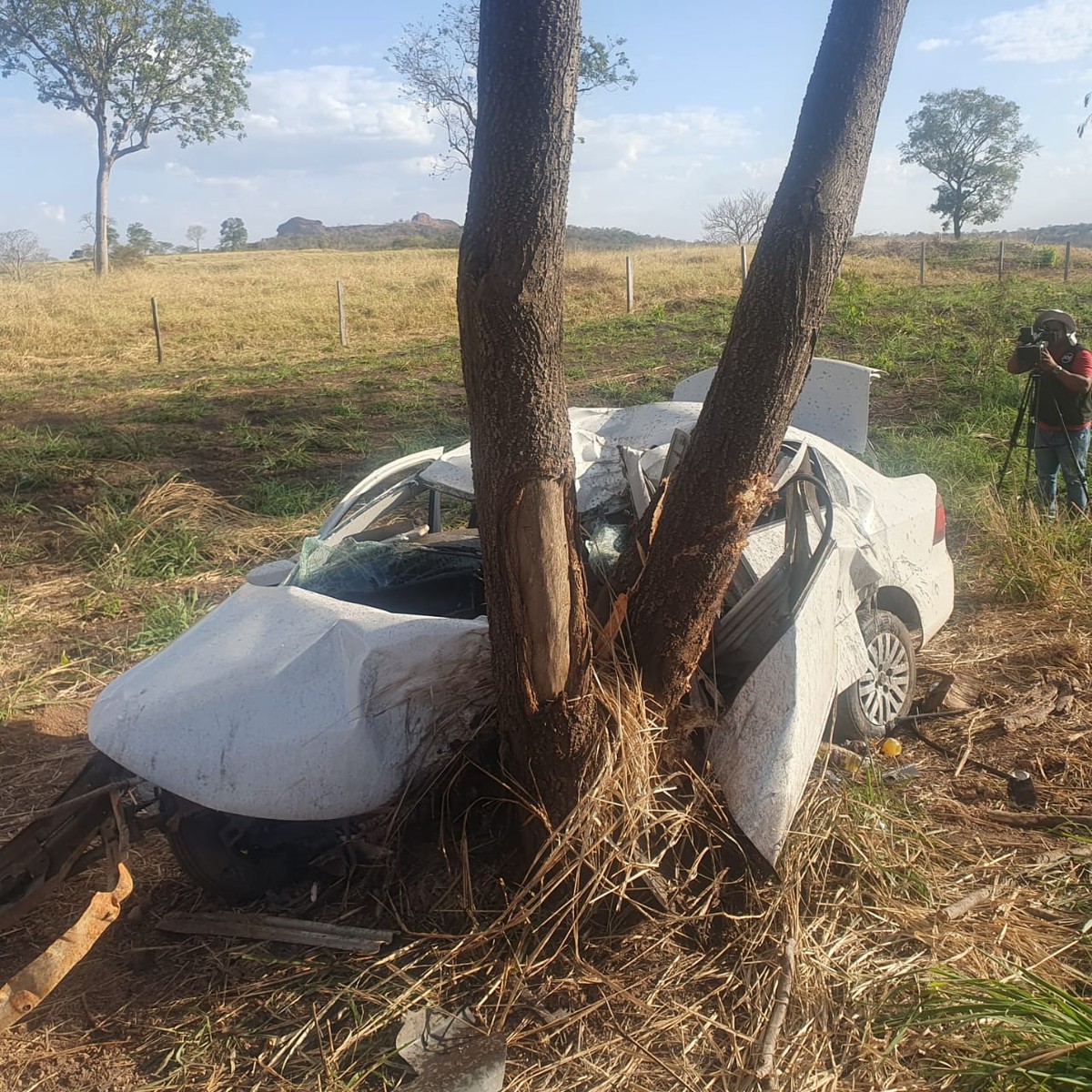 Pai mãe e filha morrem após bater carro em árvore na BR 364 em MT
