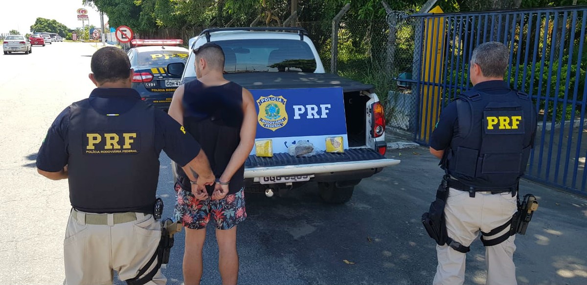 Jovem é preso carro clonado e droga na Via Dutra em Resende Sul