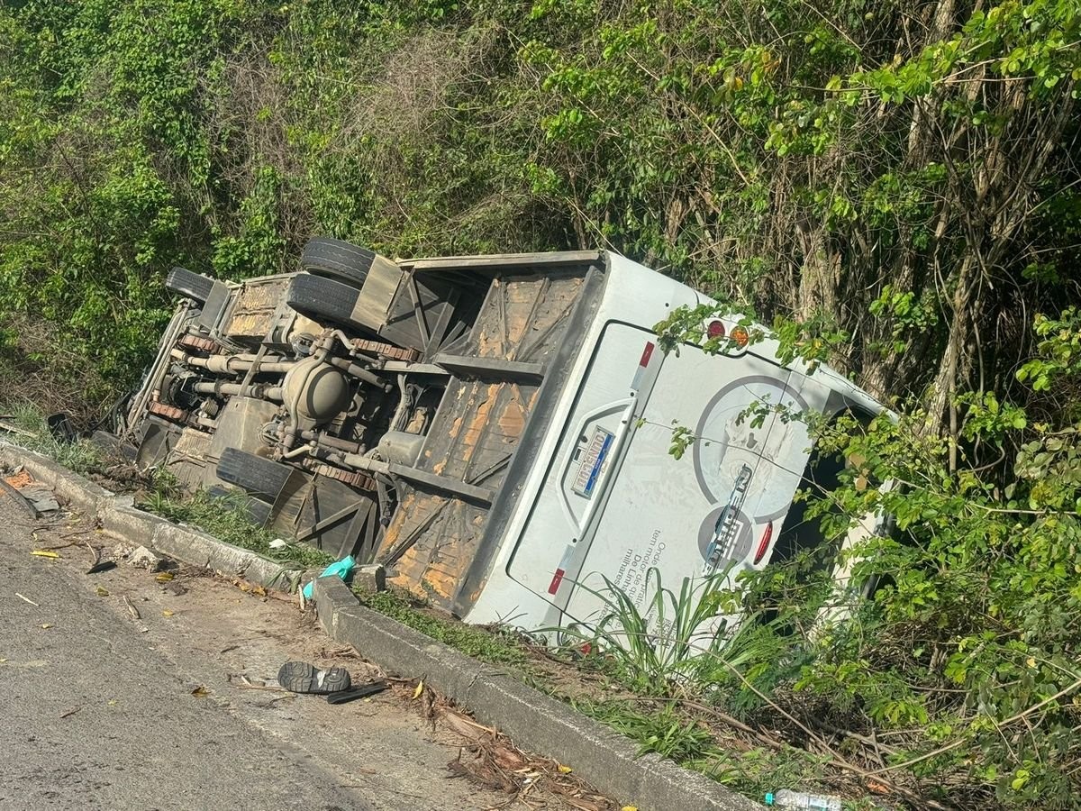 Acidente entre dois ônibus e um carro deixa mais de feridos na BR no ES Norte e