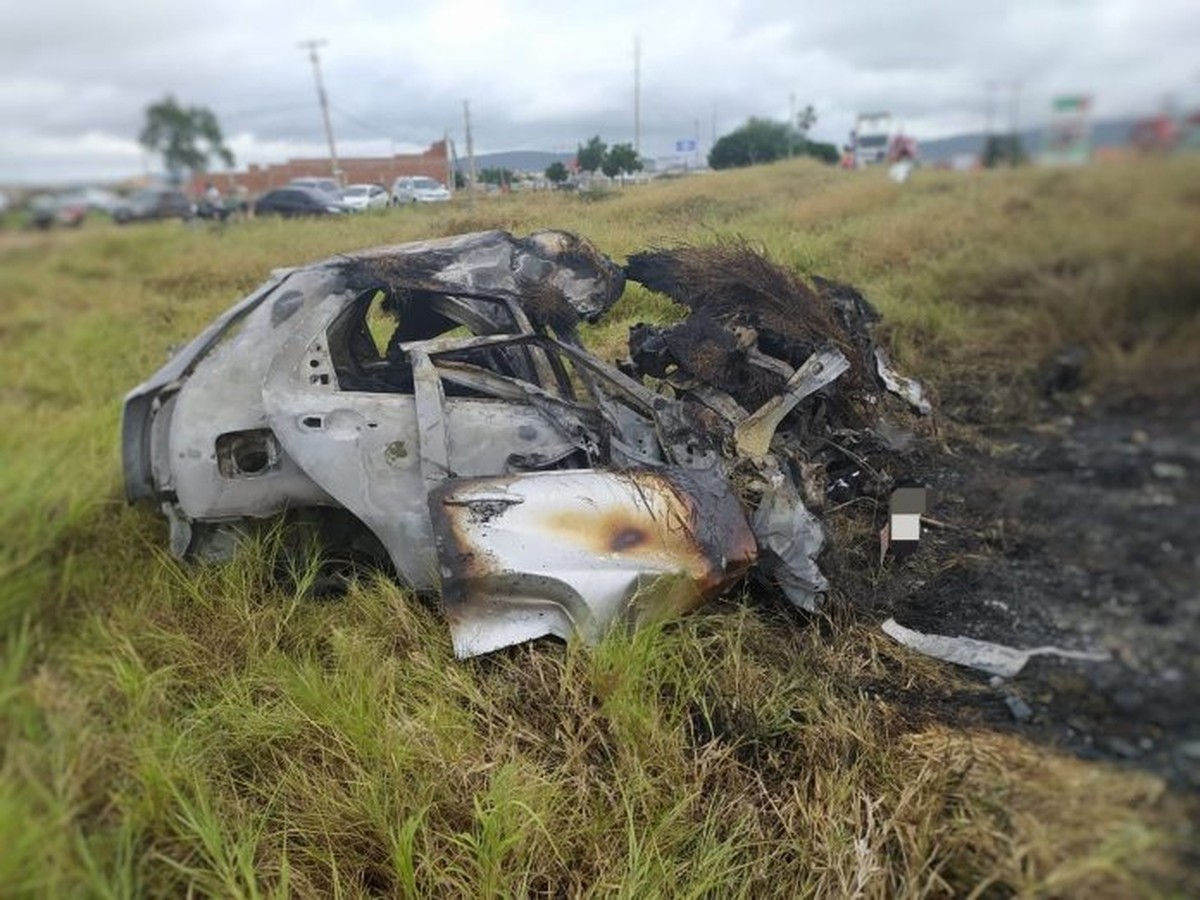 Homem morre após acidente entre carro e caminhão carregado de bois em