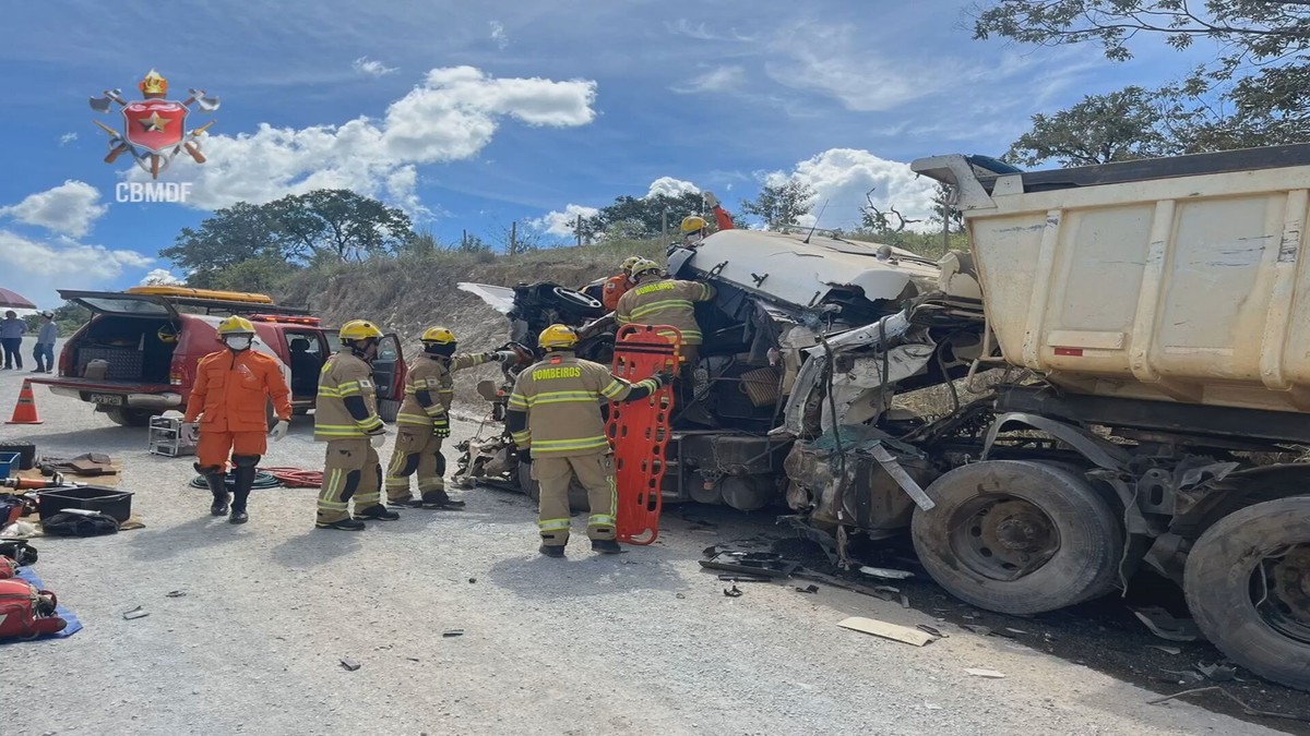FOTOS colisão frontal entre carretas deixa duas pessoas gravemente