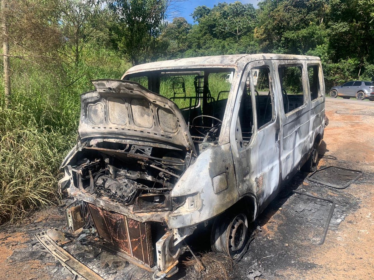 Furgão que havia sido furtado é encontrado incendiado em Jarinu
