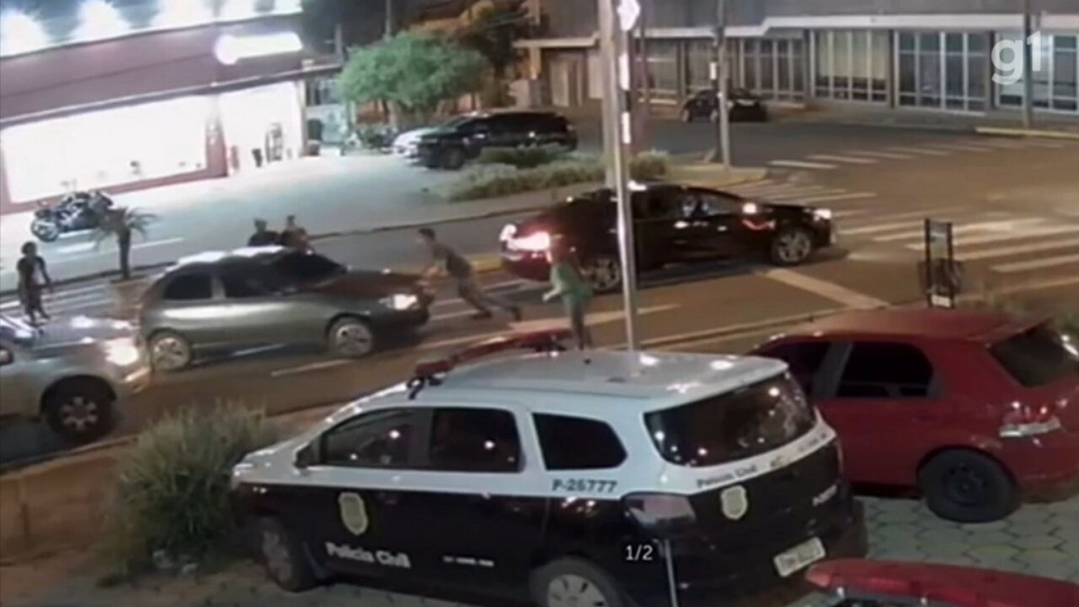 Câmera flagra momento em que policial é atropelado por motorista
