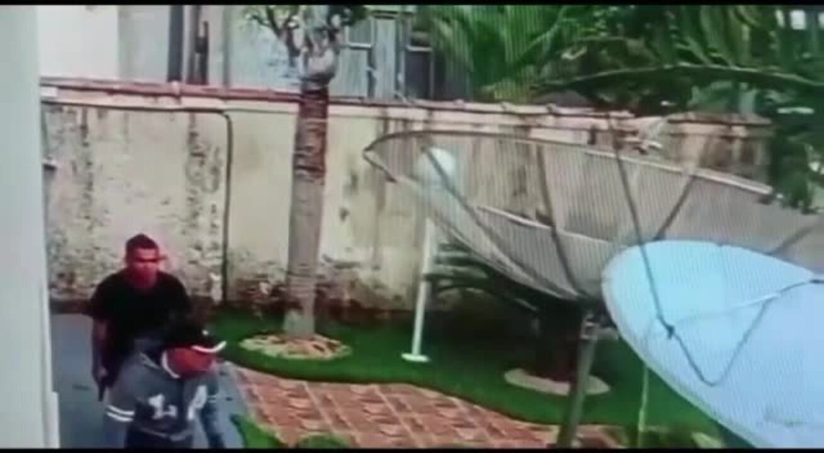 VÍDEO Câmeras de segurança mostram momento em que bandidos invadem