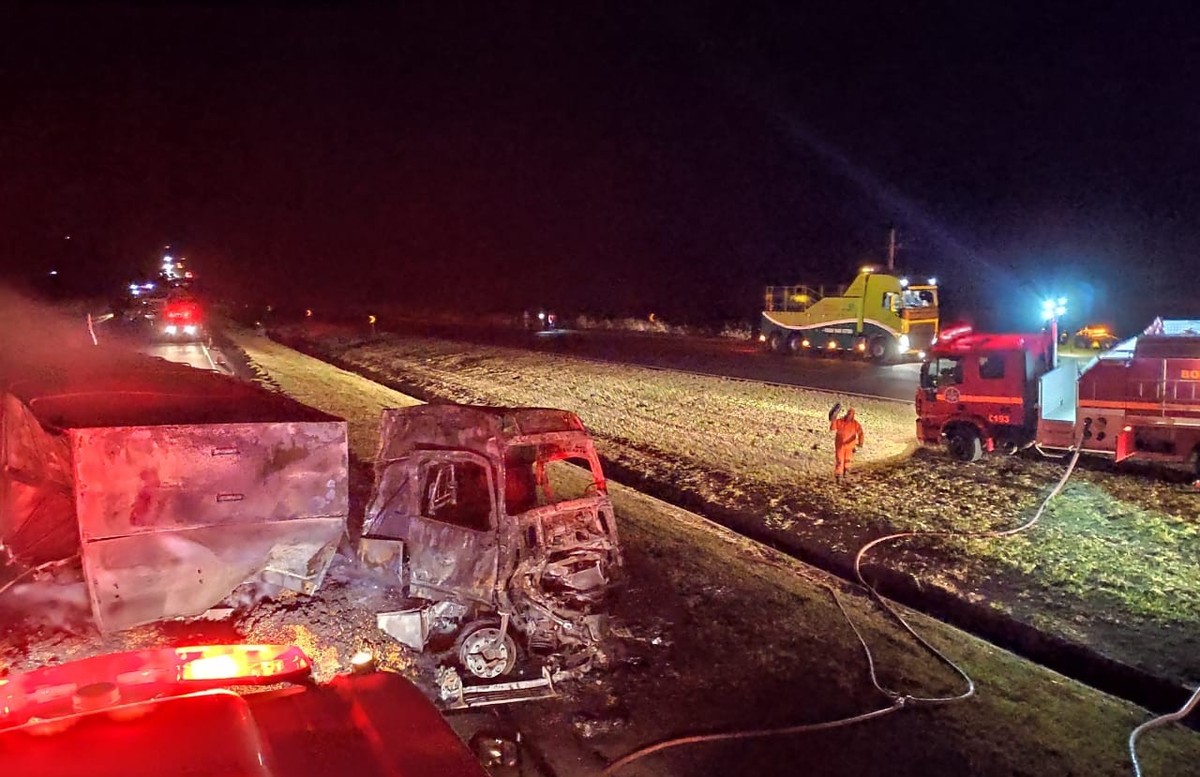 Após batida entre duas carretas na BR 050 uma pega fogo e incêndio