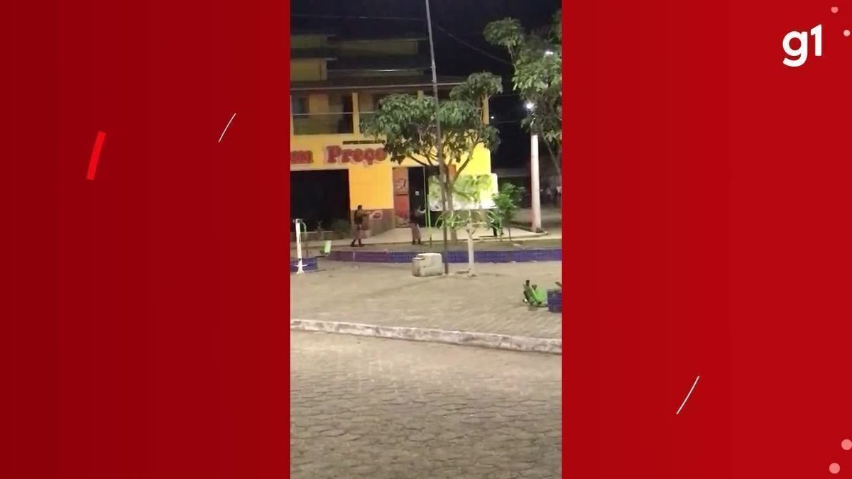 VÍDEO Homem armado duas facas tenta atacar policial e é baleado no